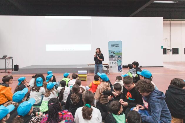 Torna “Stop Look Wave”: il progetto di Volvo Trucks per insegnare ai ...