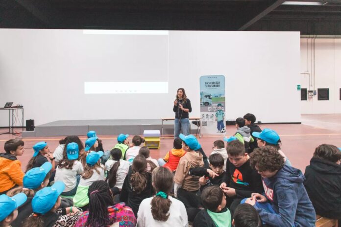 Torna “Stop Look Wave”: il progetto di Volvo Trucks per insegnare ai ...